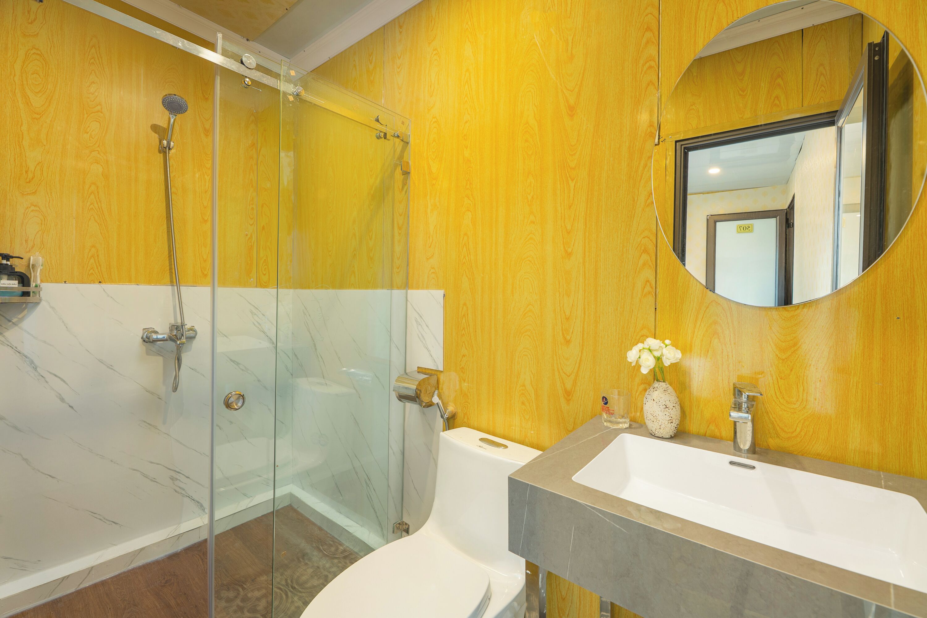 Quarto Duplo ou Twin Deluxe | Casa de banho | Chinelos 