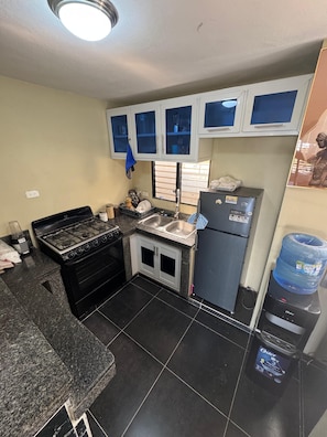 Um frigorífico, um micro-ondas, um forno, uma placa de cozinha