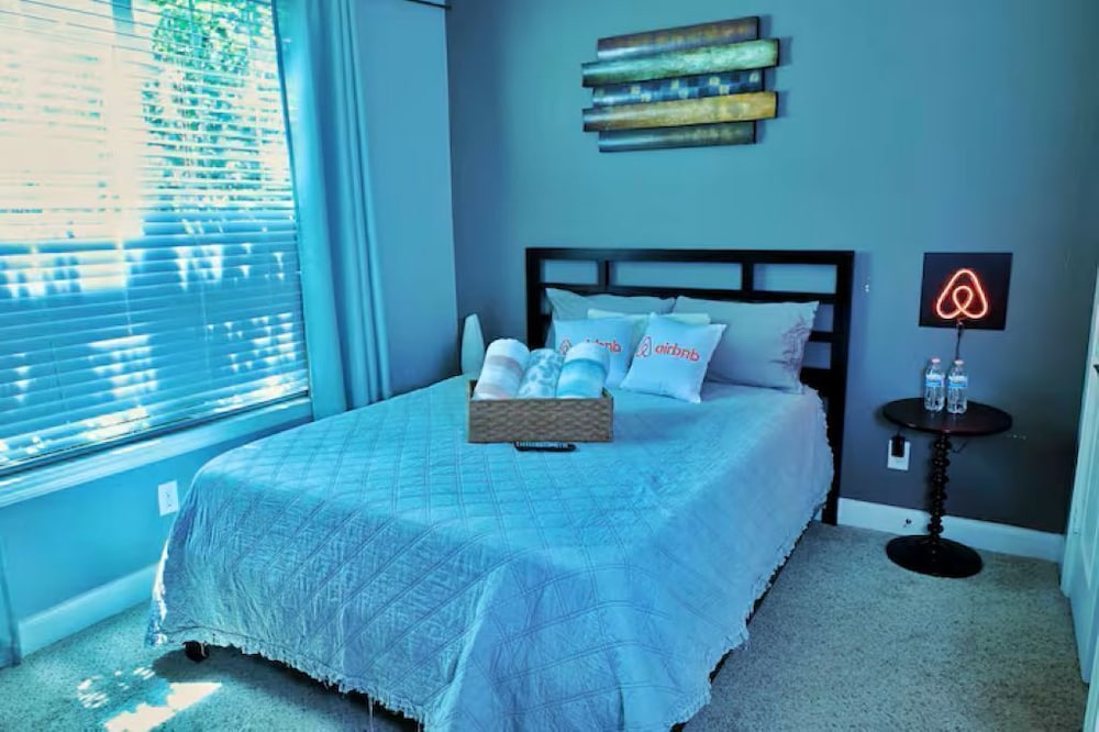 Spacious 5-bedroom Modern Stay Near - IAH-AIRPORT - Atascocita | Vrbo