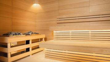 Sala de sauna com bancos de madeira e um banco com aquecedor embutido.