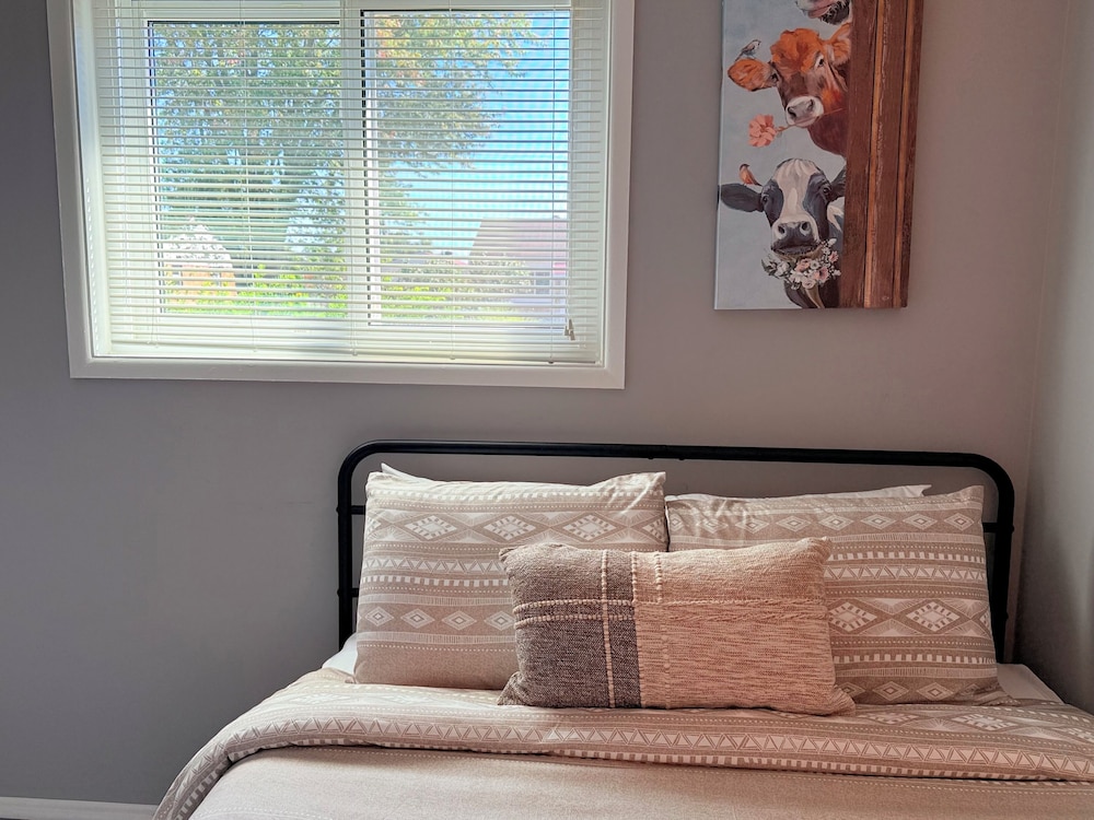 Badea’s 3- bedroom Cozy house . Close to Everything. - Riverside | Vrbo