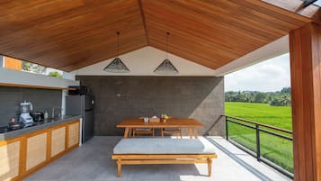 Vila superior, 2 quartos, piscina particular | Cozinha privada | Geladeira grande, micro-ondas, cooktop