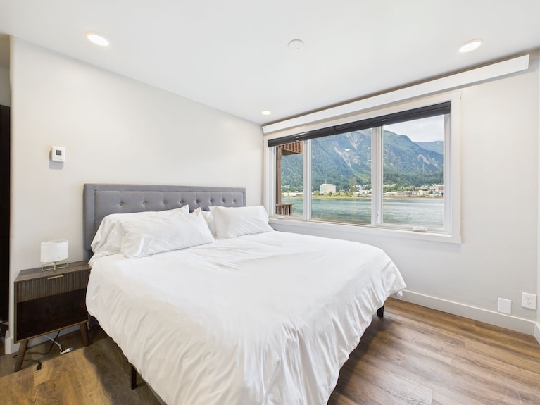 Oceanfront W/ Incredible Views - Juneau, AK