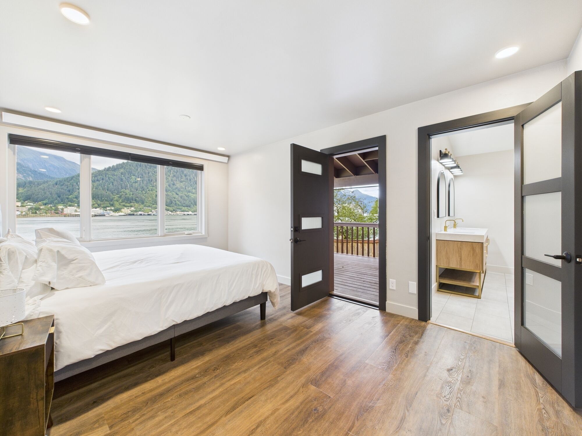 Group Getaway: Oceanfront W/ Private Rocky Beach - ジュノー, AK