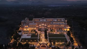 Fachada da propriedade à noite