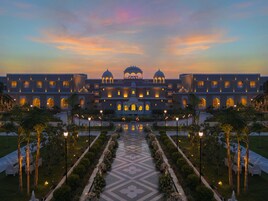 Fachada do alojamento (tarde/noite)