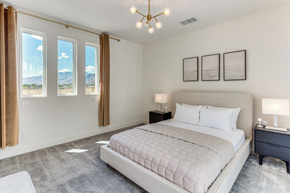 Luxe Oasis: Modern Mtn-View Gem in Palm Springs! - Palm Springs | Vrbo