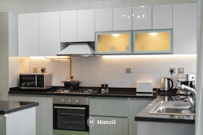 Apartamento superluxo, sacada, vista para a cidade | Cozinha americana privada