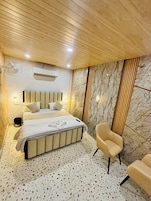 Quarto luxo | Camas extras/dobráveis (sobretaxa), Wi-Fi de cortesia, roupa de cama