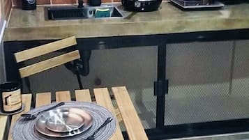 Frigobar, cooktop, chaleira elétrica, panela elétrica de arroz