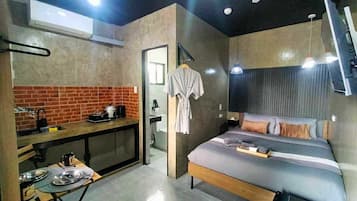 Estúdio romântico, 1 cama Queen, sacada, vista para a cidade | Área de estar | Smart TV 40 polegadas com canais digitais, Netflix