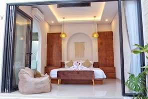 Vila, vista para a piscina | Escrivaninha, Wi-Fi de cortesia, roupa de cama