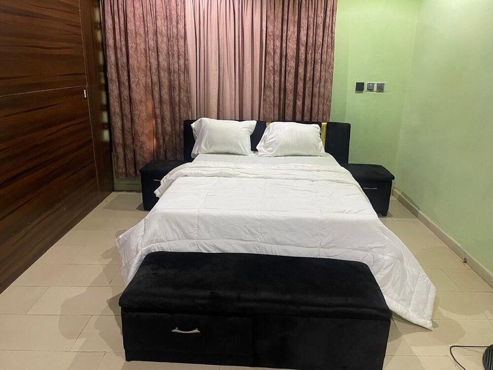 Chic 1-bedroom apartment in cool Benin City with swimming pool ...