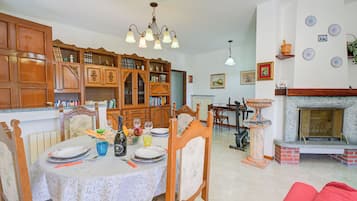 Apartamento Familiar, 2 quartos, varanda (A Due Passi Dal Bosco: Hillside) | Restaurantes
