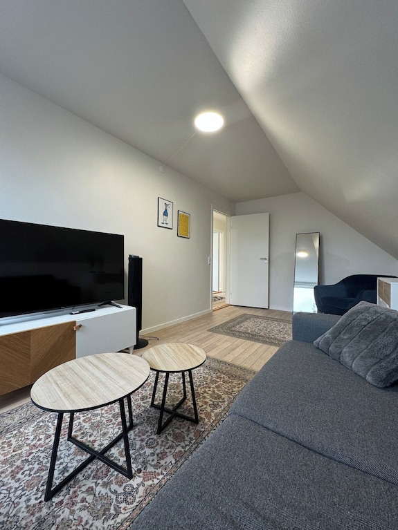 The Butterfly - Elegant Odense Retreat With Rooftop Views & Room For 7 - 오덴세