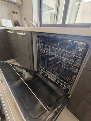 Refrigerador em uma área comum, micro-ondas em uma área comum