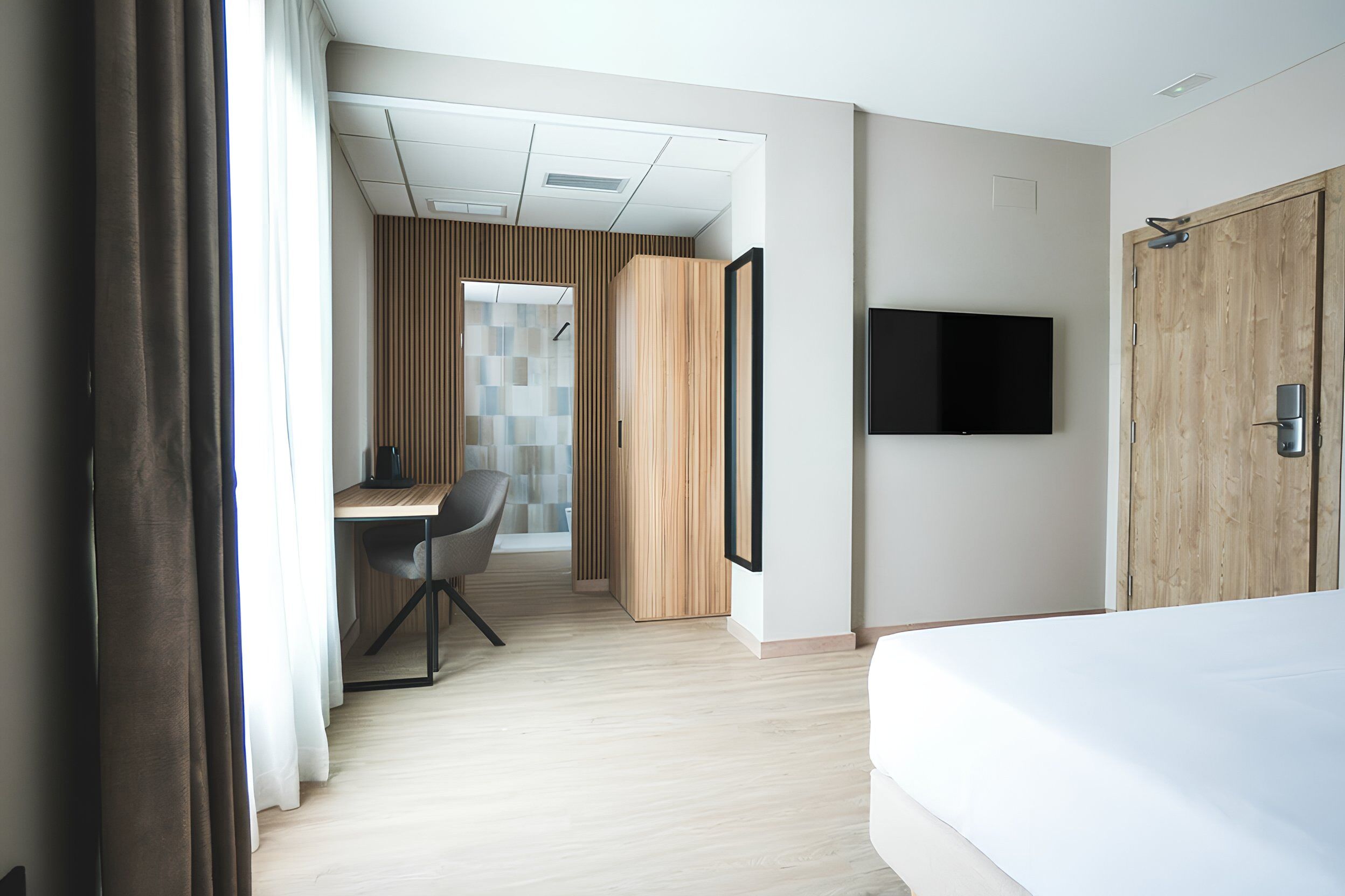 Quarto Duplo Deluxe, varanda | Minibar, Wi-fi grátis, roupa de cama fornecida 