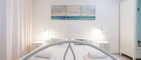 Quarto casal econômico | Cortinas blackout, ferros/tábuas de passar roupa, Wi-Fi de cortesia