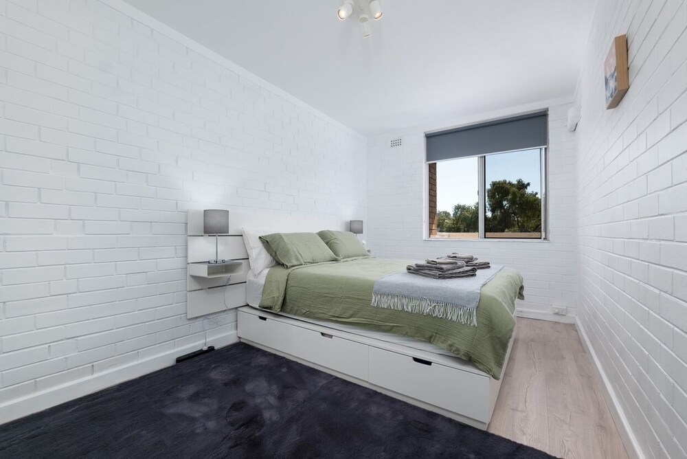 Seabreeze Escape – Stylish 1BR Apartment Close to Beach & River - Perth ...