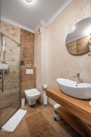 Quarto Duplo Deluxe, varanda, vista para o pátio | Casa de banho