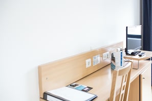 Quarto duplo standard, vista para o vale | Cofres nos quartos, escrivaninha, espaço de trabalho para notebook