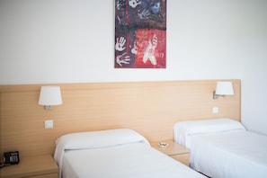 Quarto duplo standard, vista para o vale | Cofres nos quartos, escrivaninha, espaço de trabalho para notebook