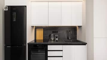 Apartamento, 1 quarto, vista para o pátio | Cozinha privada | Uma cafeteira/bule, uma chaleira elétrica