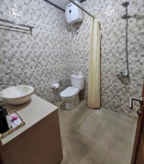 Quarto família, sacada, vista para o jardim | Banheiro | Chuveiro, secador de cabelo, toalhas de banho, sabonete