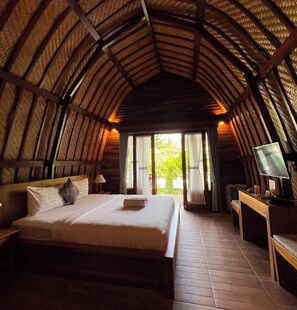 Casa de campo clássica, vista para o jardim | Escrivaninha, espaço de trabalho para notebook, Wi-Fi de cortesia