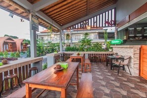 Café da manhã com buffet todos os dias (IDR 223592.28 por pessoa) 