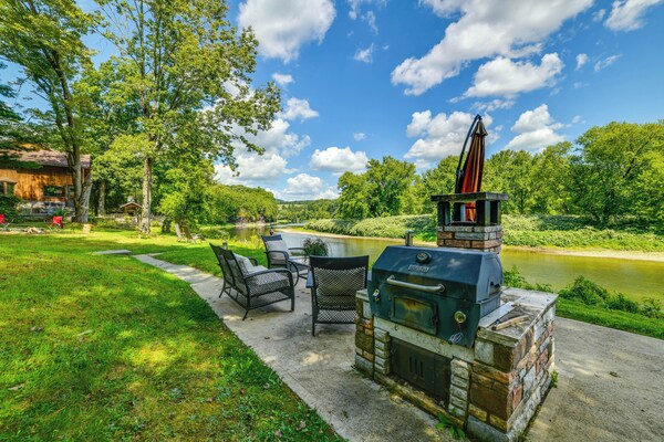 Riverfront Hallstead Cabin: Kayaks & Fire Pit! - Montrose, PA