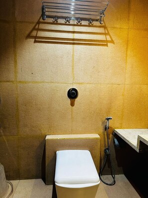 Quarto Duplo Deluxe, não se aceitam animais de estimação | Casa de banho | Toalhas fornecidas, sabão, papel higiénico 