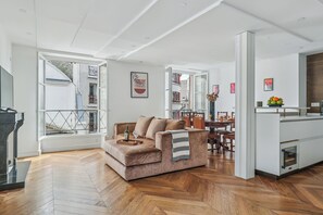 Apartamento Cidade, 1 cama de casal e sofá-cama, não fumadores | Sala de estar | Smart TV de 40 polegadas com canais via satélite