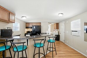 Casa, 2 quartos | Cozinha privada | Um frigorífico, um forno, uma cafeteira/bule, uma torradeira