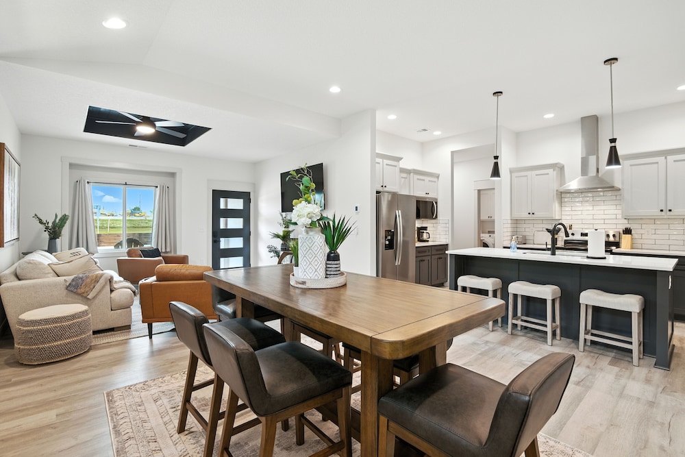 Brand New Cool Comfy Lawrence Retreat 3 Bedroom Duplex - Lawrence, KS