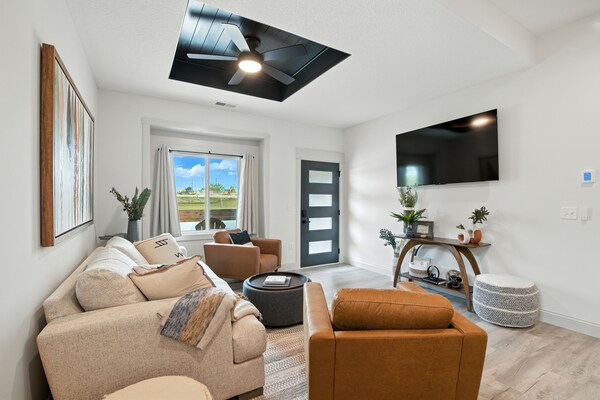 Brand New Cool Comfy Lawrence Retreat 3 Bedroom Duplex - Lawrence, KS