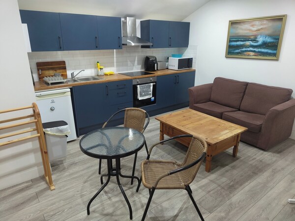 Southall - Sleeps 3 & Great Transport Links - Hayes