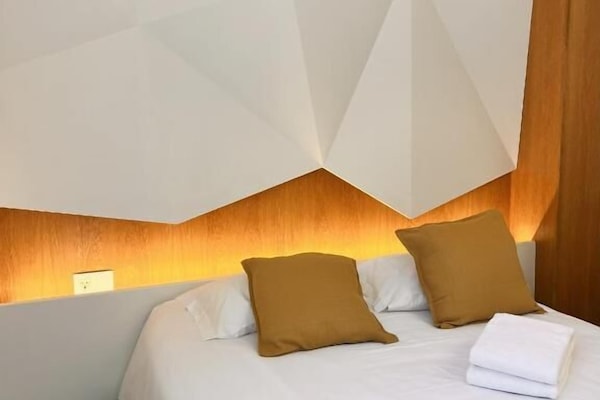 Quarto casal standard | Cofres nos quartos, escrivaninha, espaço de trabalho para notebook