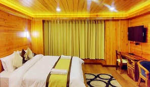 Quarto Duplo Premium, vista para a montanha | Secretária, secretária adequada para computadores portáteis