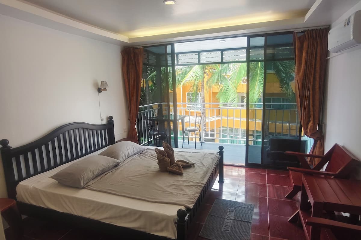 Quarto Clássico com Cama de Casal, varanda, vista parcial para o oceano | Cofre no quarto, cortinas/cortinados opacos, Wi-fi grátis