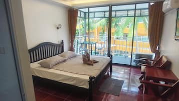 Quarto Clássico com Cama de Casal, varanda, vista parcial para o oceano | Cofre no quarto, cortinas/cortinados opacos, Wi-fi grátis