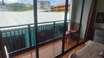 Quarto solteiro econômico, sacada | Cofres nos quartos, cortinas blackout, Wi-Fi de cortesia, roupa de cama