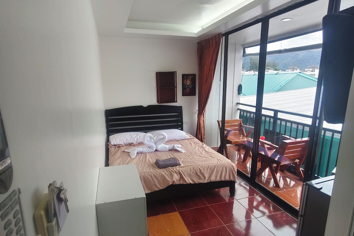 Quarto Duplo Económico, varanda | Cofre no quarto, cortinas/cortinados opacos, Wi-fi grátis