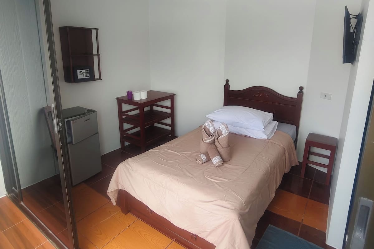 Quarto Individual Económico, varanda | Cofre no quarto, cortinas/cortinados opacos, Wi-fi grátis