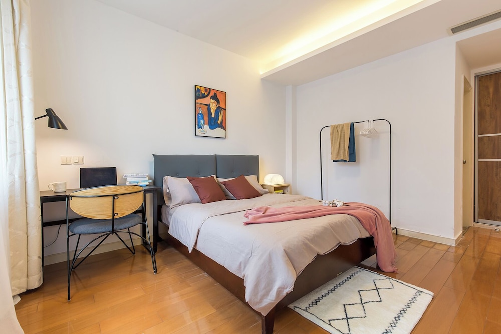 Book And Bed-people's Square - Shanghai