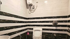 Uma casa de banho pequena com sanita, bidé e lavatório.