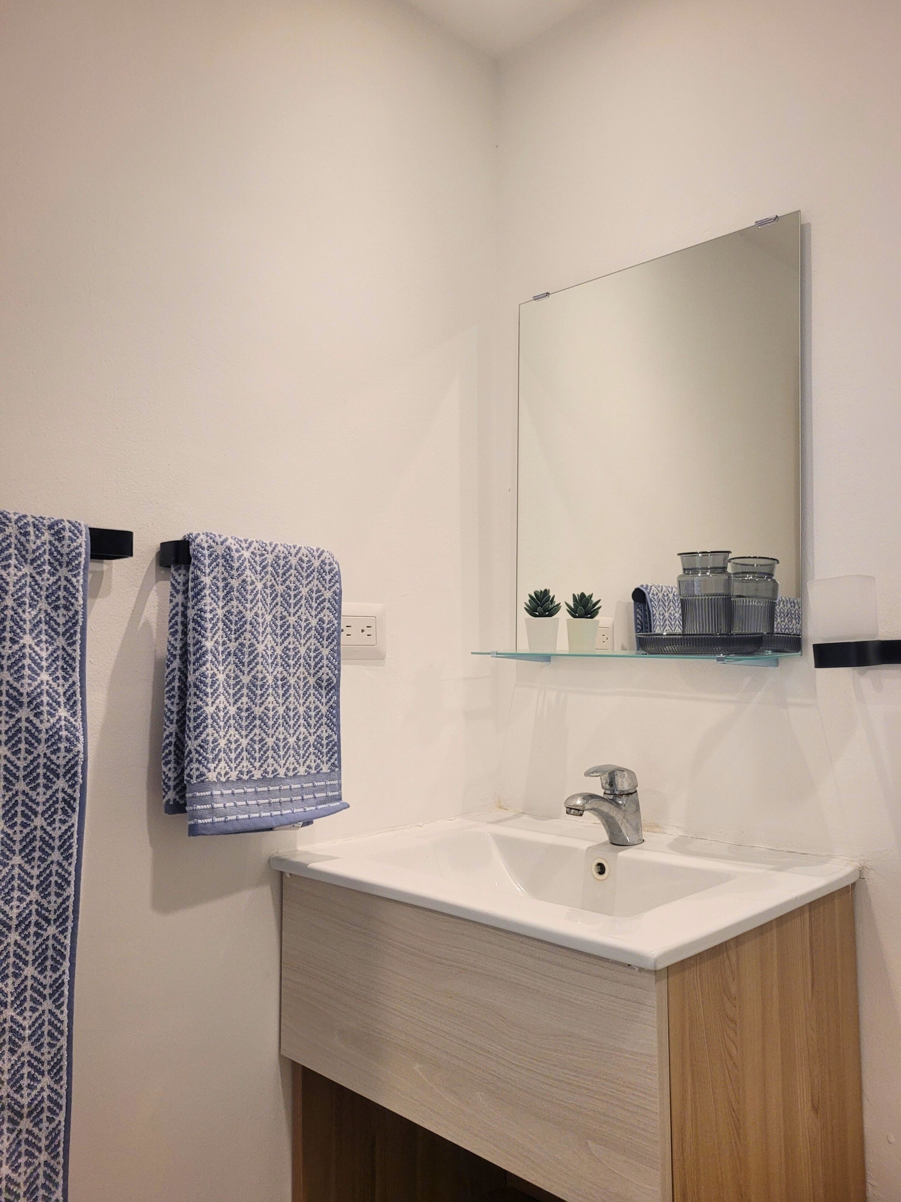 Um polibã, toalhas fornecidas, papel higiénico 