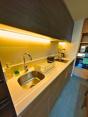 Apartamento básico, sacada, vista para o pátio | Cozinha privada