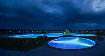 2 piscinas internas, piscina externa