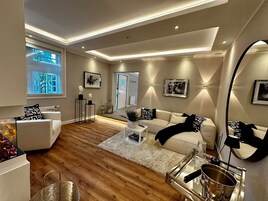 Suite de Luxo, vista para o jardim | Sala de estar | Smart TV de 45 polegadas com canais via satélite 
